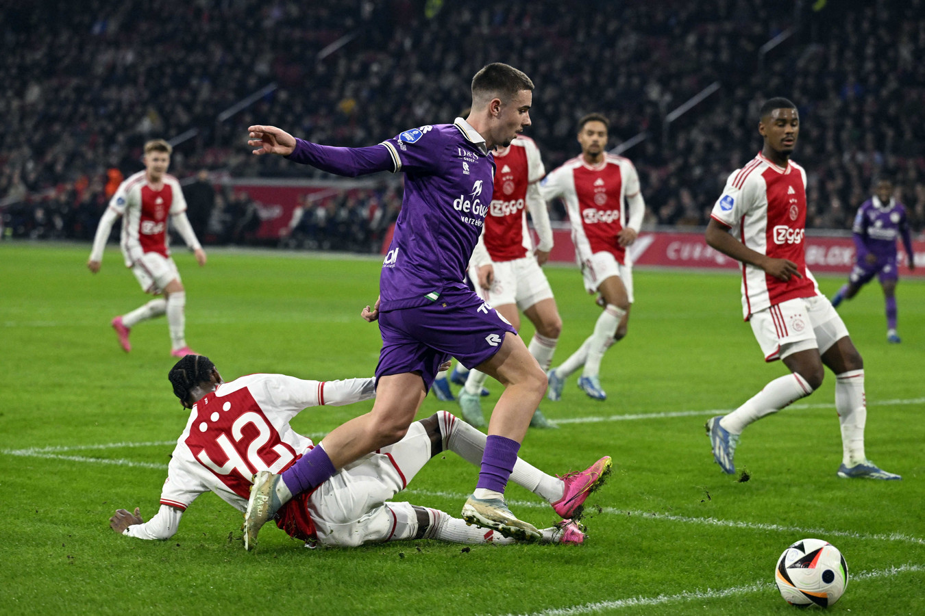 Opmars onder John van 't Schip gaat door: Ajax wint nipt van Sparta en klimt naar vijfde plaats ...