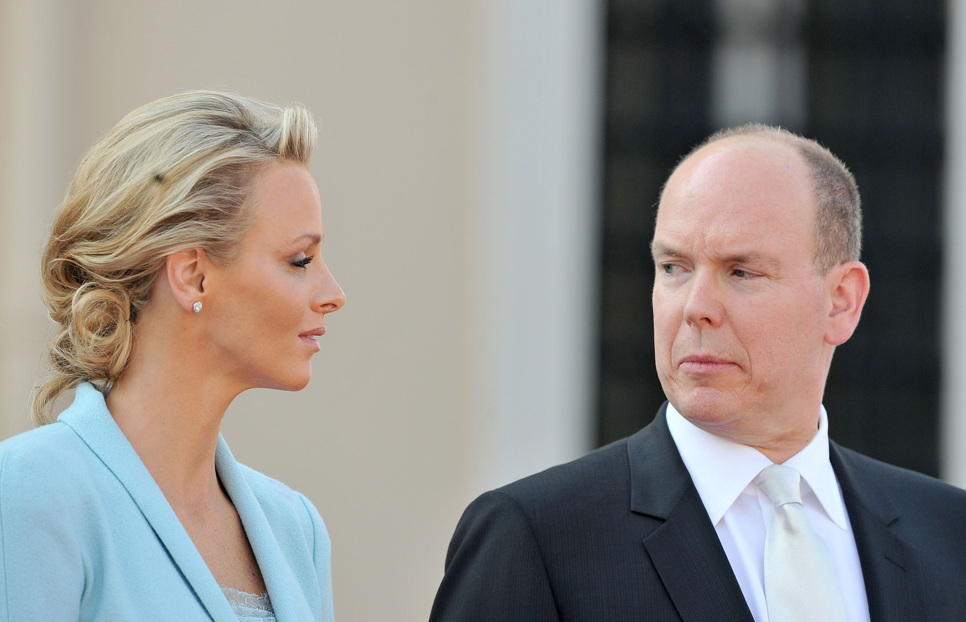 “Stop alsjeblieft met huilen”: hoe prinses Charlène tot drie keer toe ...