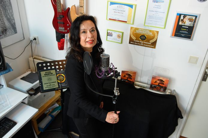 Hengelose Cynthia zingt door zolang ze muziek hoort | Hengelo | tubantia.nl