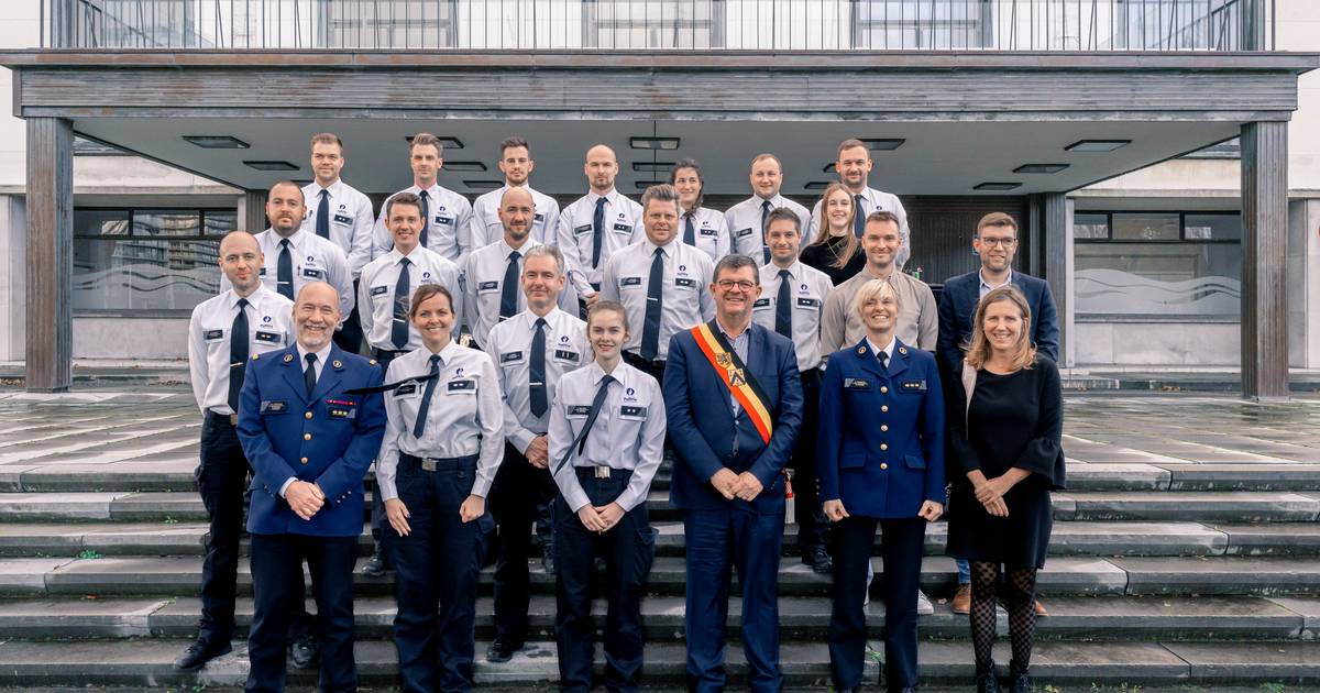 Politie Oostende verwelkomt nieuwe collega’s tijdens plechtige eedaflegging | Oostende | hln.be