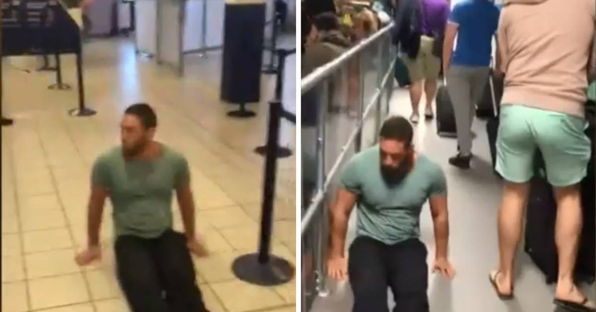 Verlamde man sleept zich met armen voort door luchthaven nadat rolstoel ...