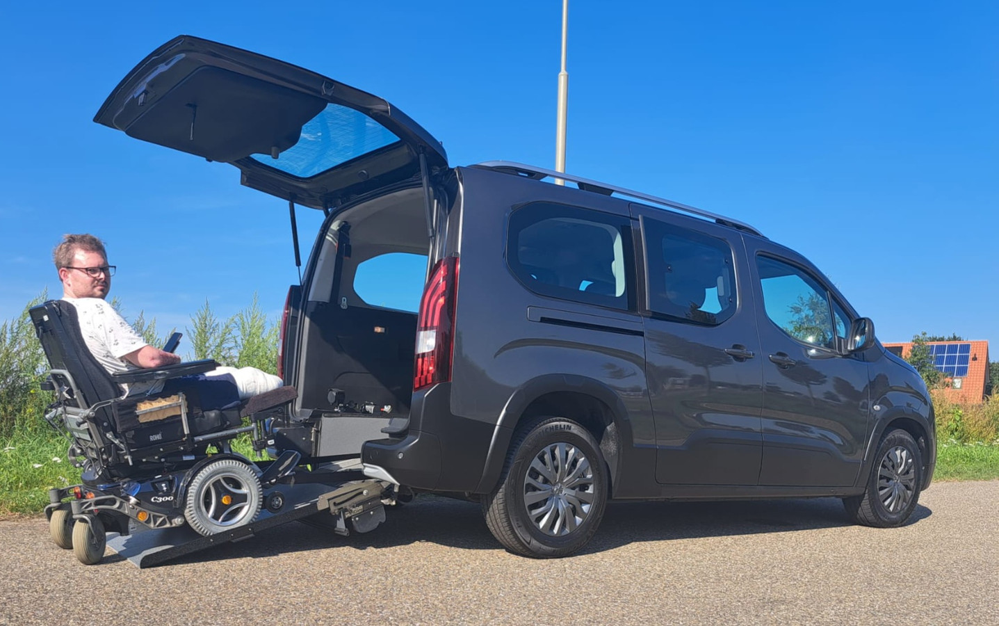 Kees (34) uit Nunspeet verloor zijn armen en benen, maar kan zijn ...