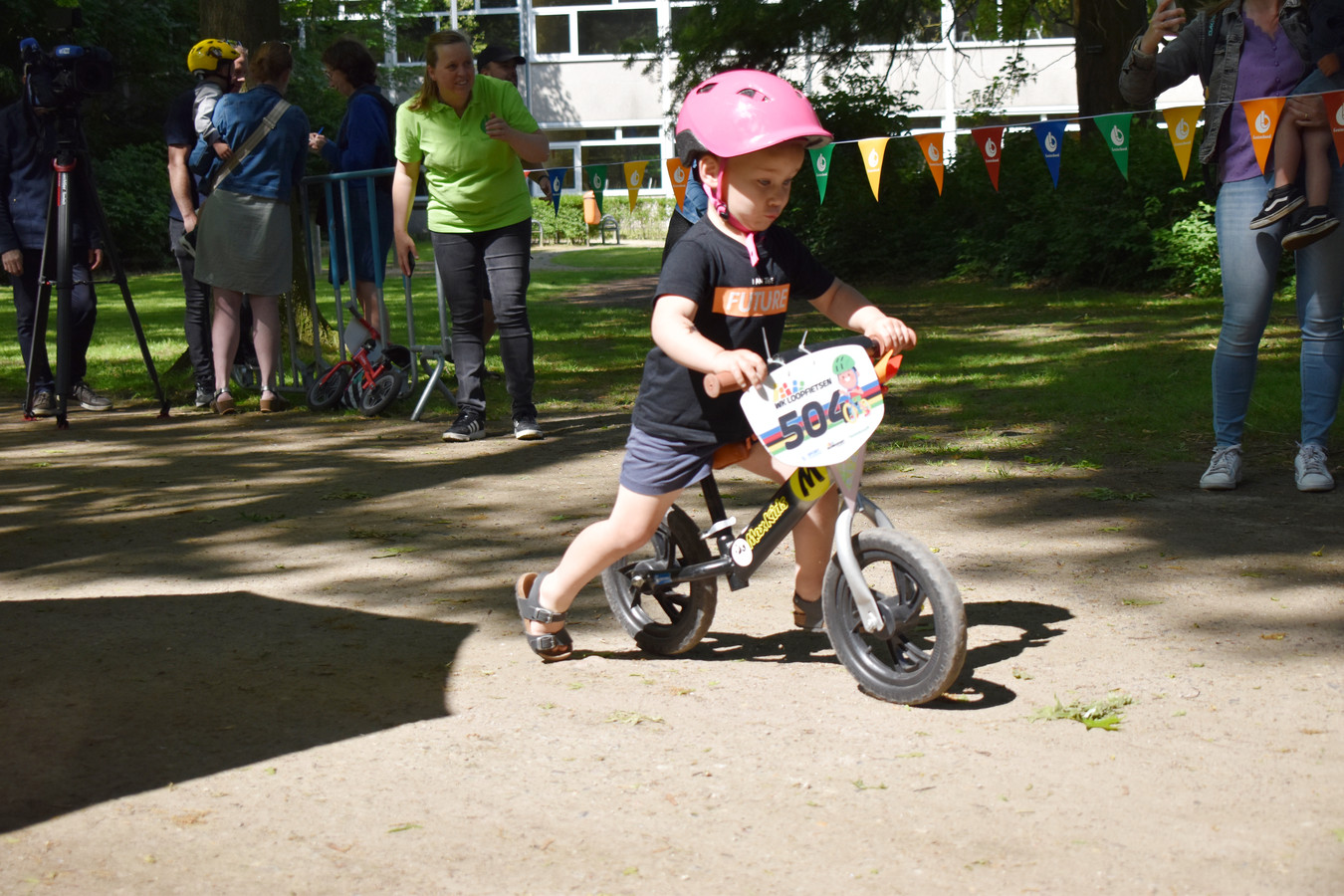 Eerste Belgisch kampioenschap loopfietsen is schattig succes: "Dit mag ...