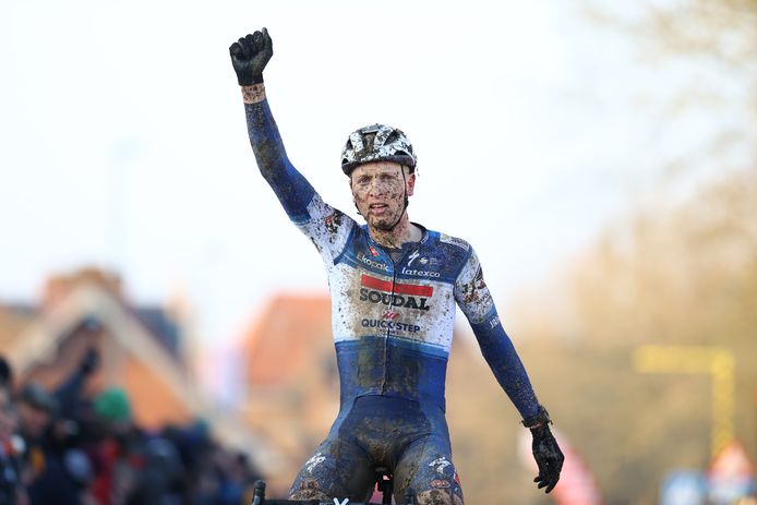 David van der Poel en Ryan Kamp op het podium in Zonnebeke, winst voor ...