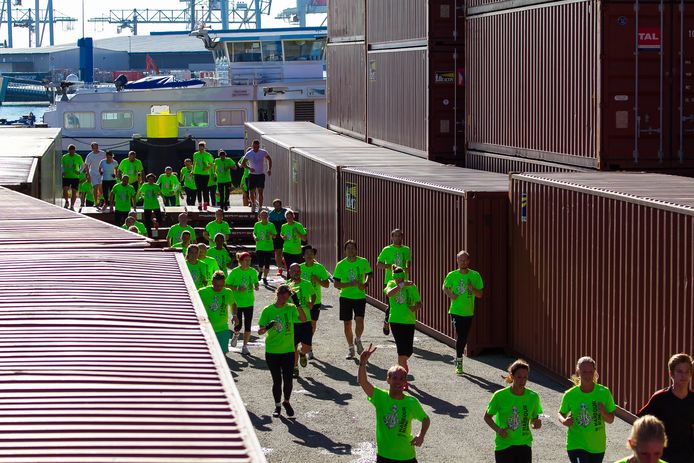 Meer deelnemers dan ooit tijdens de Harbour Run | Rotterdam | AD.nl
