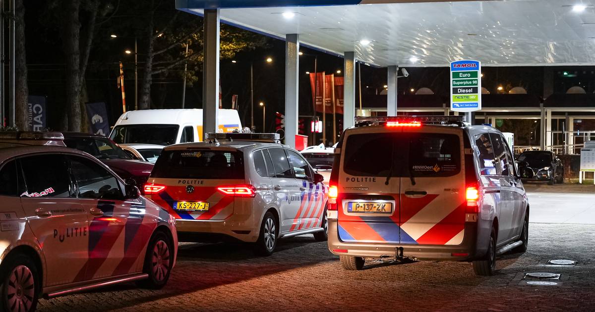 Man en vrouw aangehouden na vondst van vuurwapen in auto | Rotterdam ...