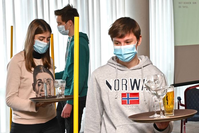 Personeel te weinig voor terrassen op 8 mei? 50 jongeren krijgen ... Personeel te weinig voor terrassen op 8 mei? 50 jongeren krijgen ...