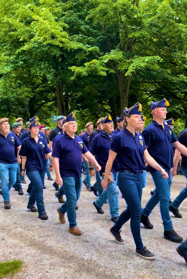 Minister én Uruzgan-veteraan Hanke Bruins Slot loopt met oud-collega's ...
