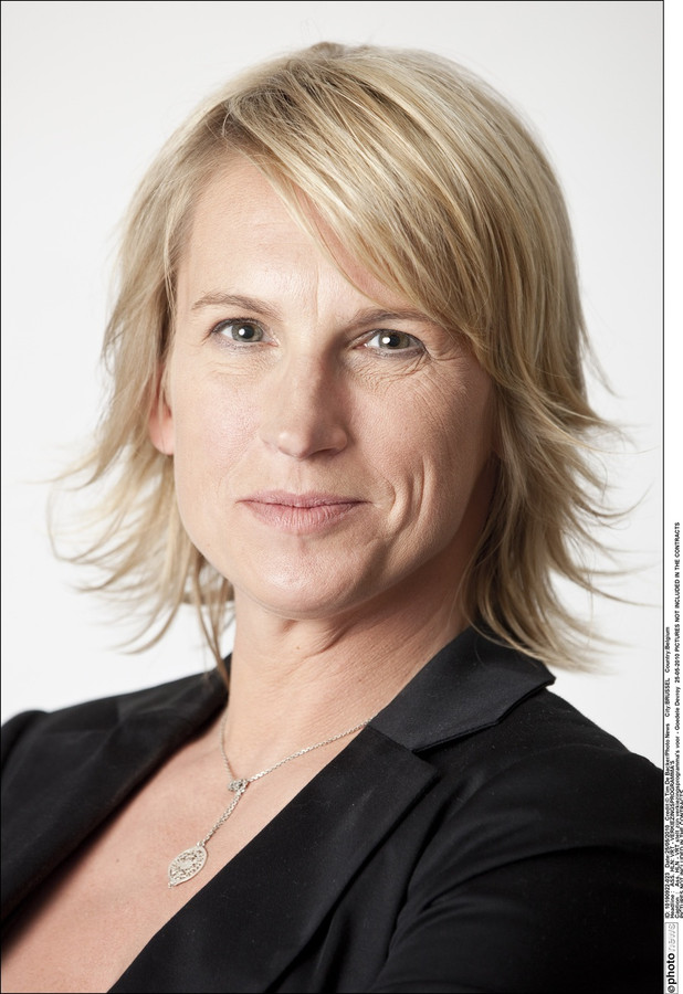 Auto Onkelinx rijdt over voet journaliste Goedele Devroy | Foto | hln.be