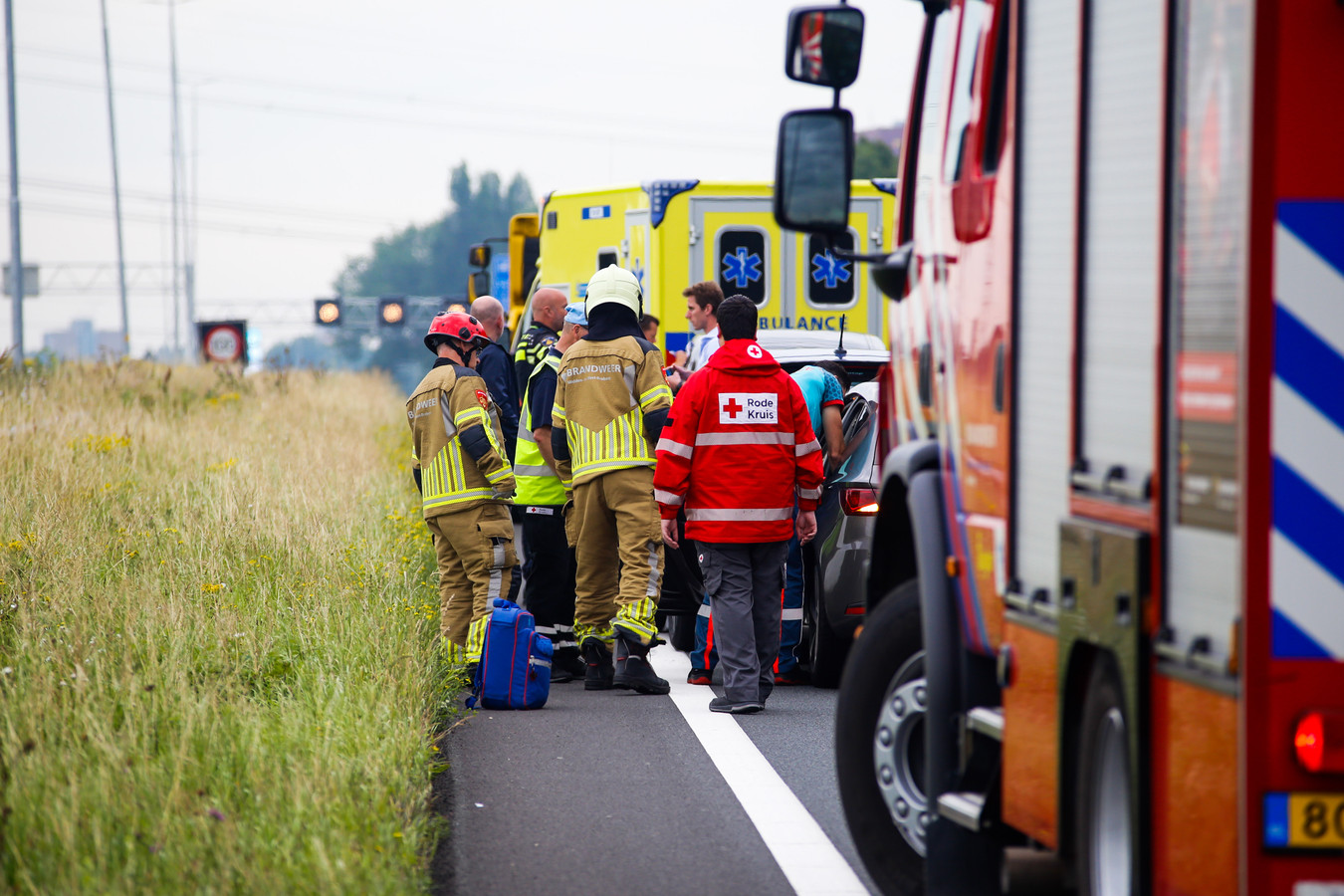 Personeel Rode Kruis rijdt achter botsing met meerdere auto’s op A16 en ... Personeel Rode Kruis rijdt achter botsing met meerdere auto’s op A16 en ...
