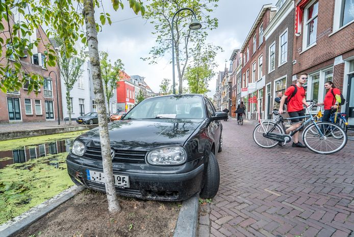 Auto vol rottend vlees en duizenden maden al weken fout geparkeerd in ...