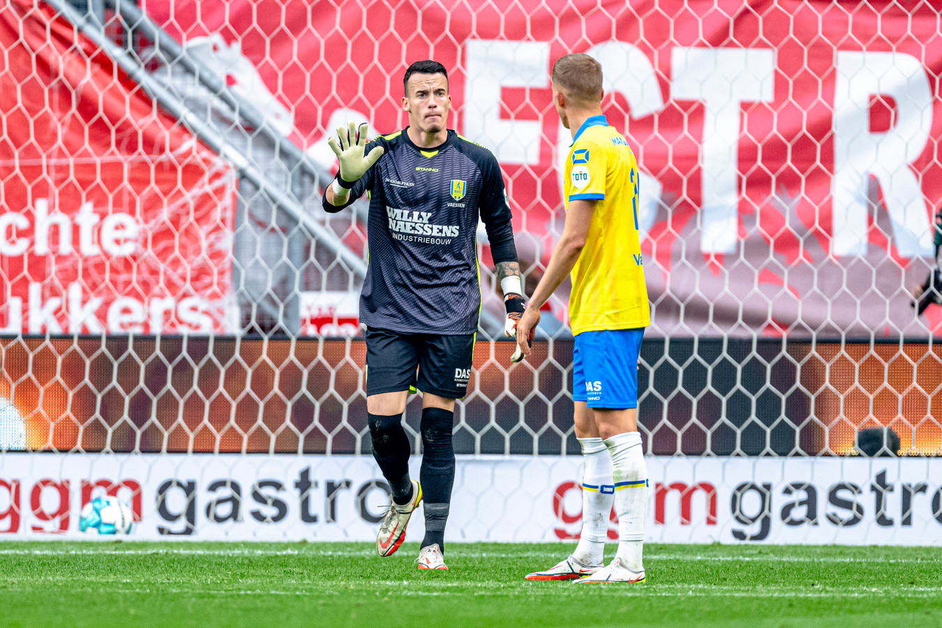 Etienne Vaessen verslaapt zich, RKC-trainer Joseph Oosting laat doelman ...