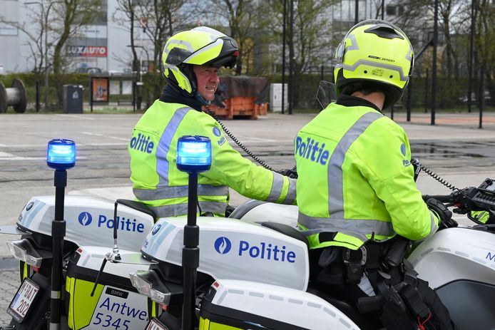 Motorrijder rijdt met hoge snelheid op één wiel: politie neemt voertuig ...