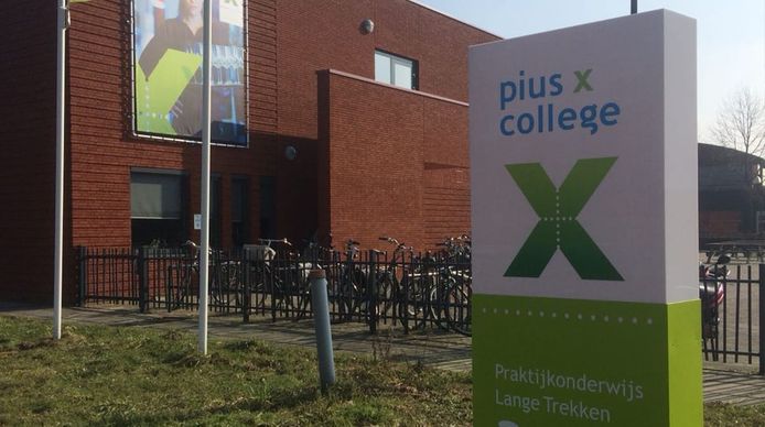 Pius X-College in Bladel met 2265 leerlingen gaat tijdelijk dicht vanwege corona | Brabant | bd.nl