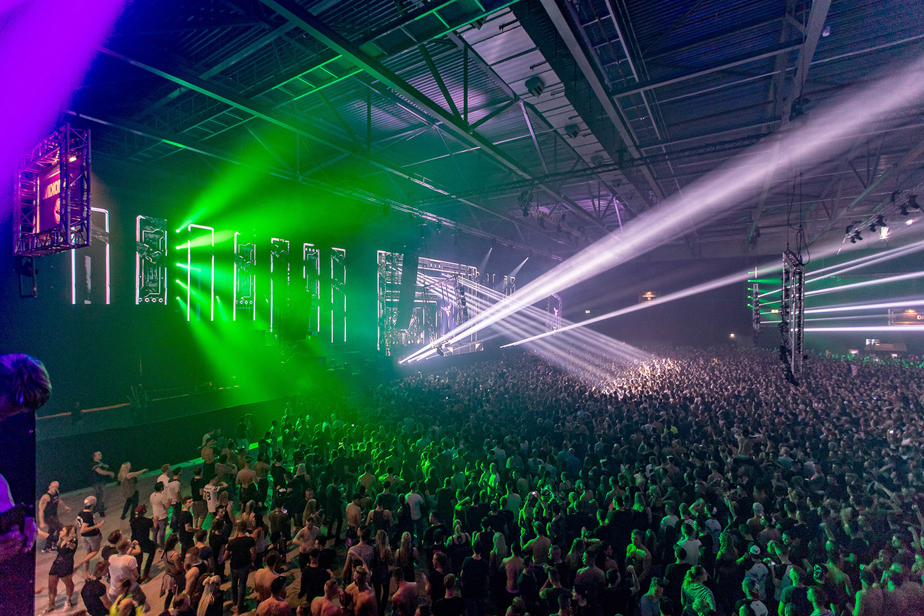 12.000 bezoekers gaan los in evenementenhal Breepark Breda | Foto ...