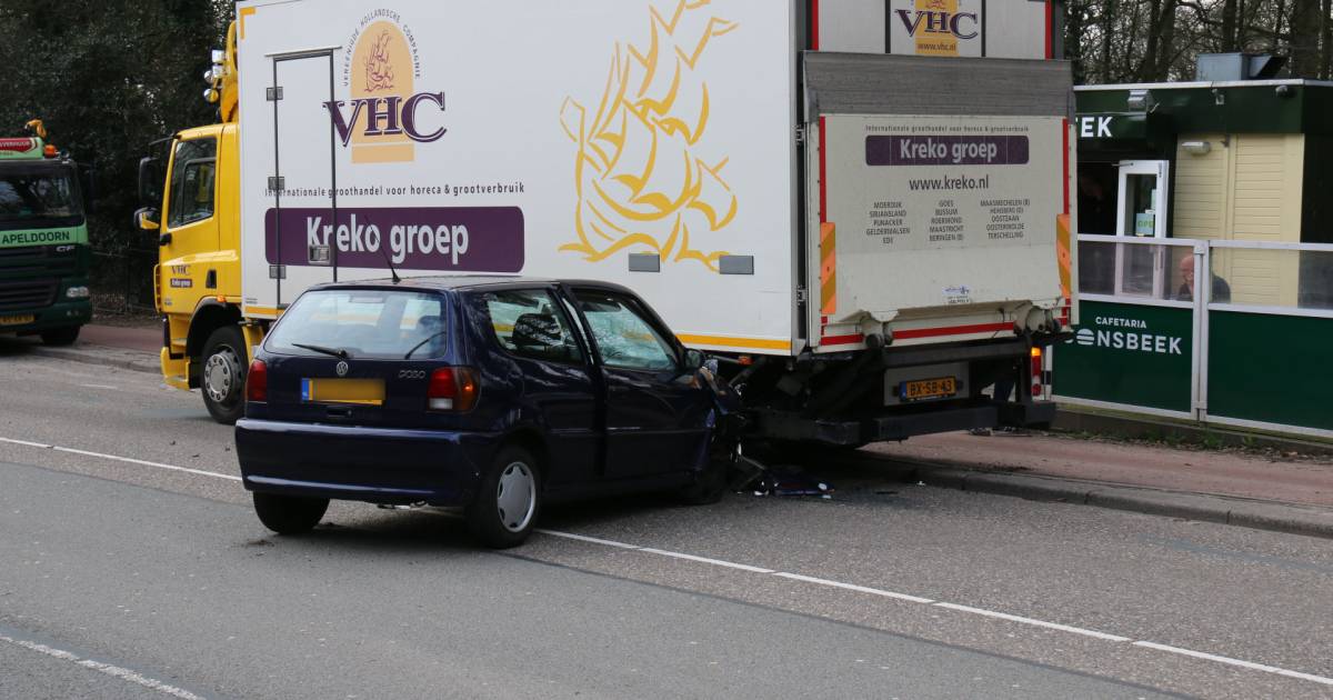 Auto botst tegen zijkant stilstaande vrachtwagen in Arnhem | Arnhem | gelderlander.nl
