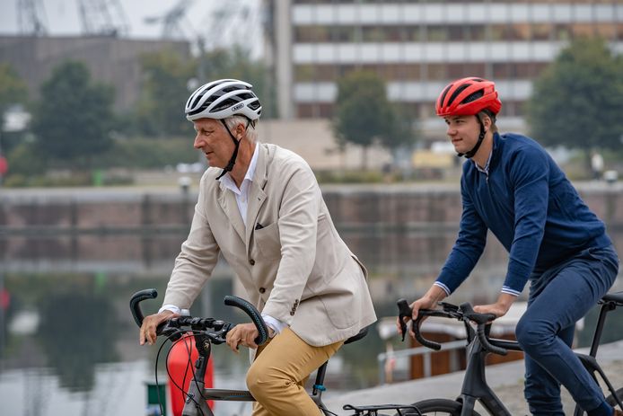 KIJK. Toegejuichte koning Filip, met fietshelm én broekklemmen, en zoon ...
