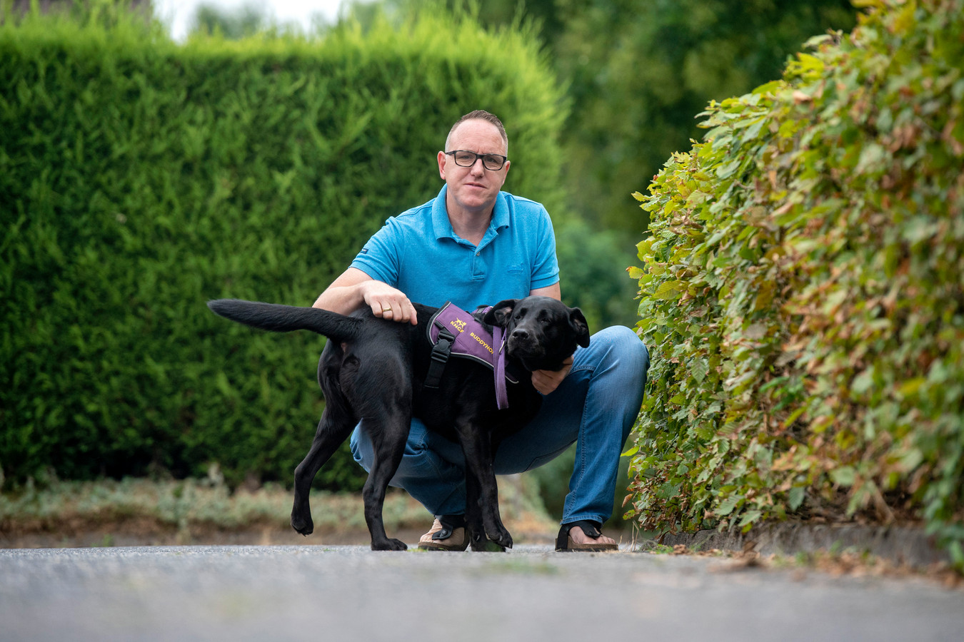Buddyhond waakt ook op het veld over voetbaltrainer met stress-syndroom ...