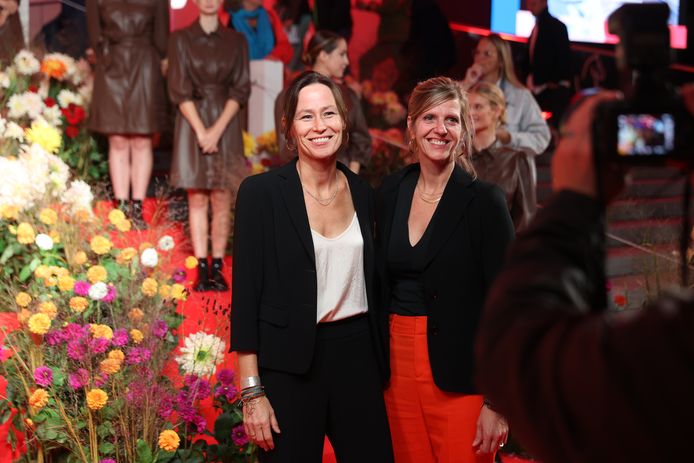 IN BEELD. Freya Van den Bossche brengt vriendin Eva mee naar opening ...