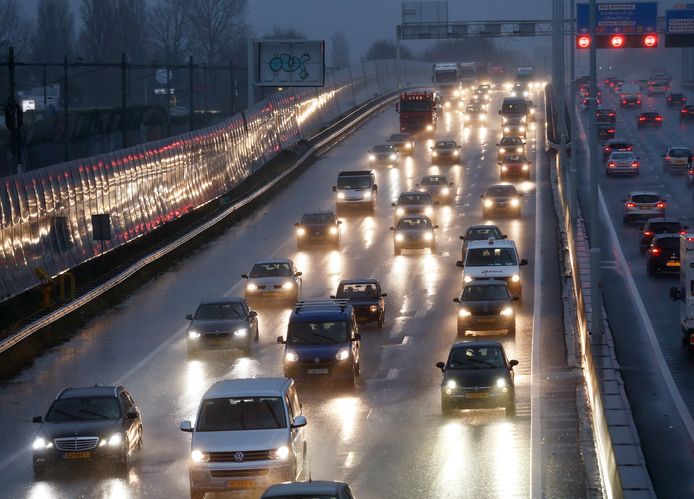 Lekker, de files zijn er weer. Even bijkomen... | Binnenland | AD.nl
