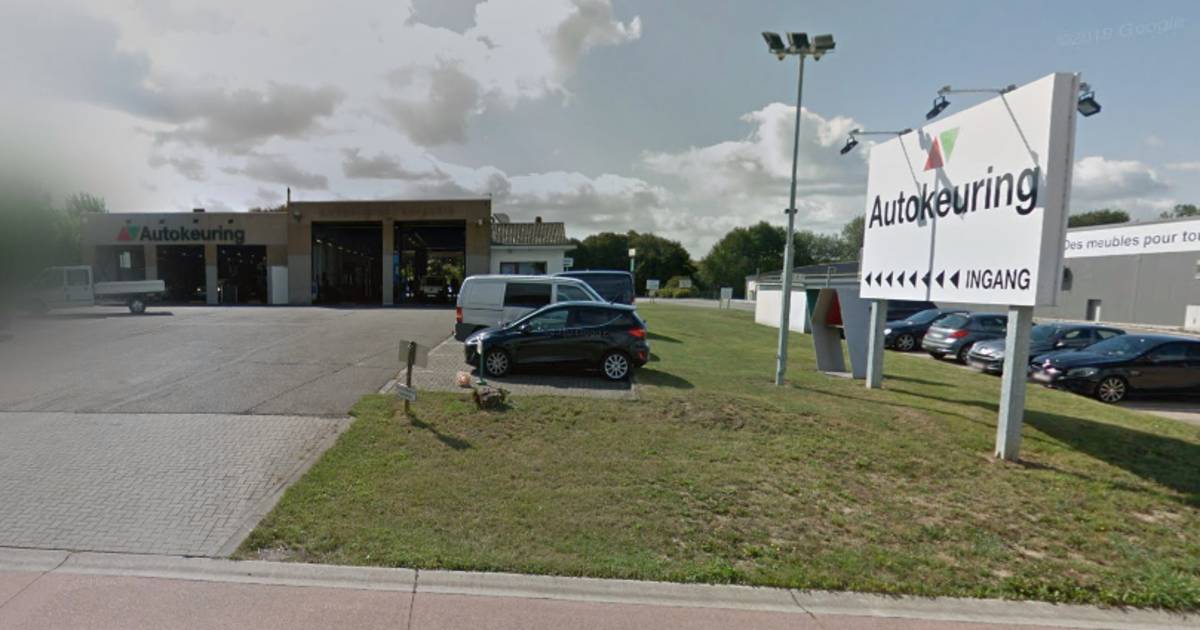 Politie controleert aan drukbezochte autokeuring: “Het loopt de ...