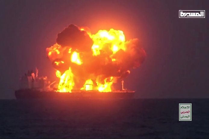 Un cargo avec 150.000 tonnes de pétrole brut en feu dans la mer Rouge ...