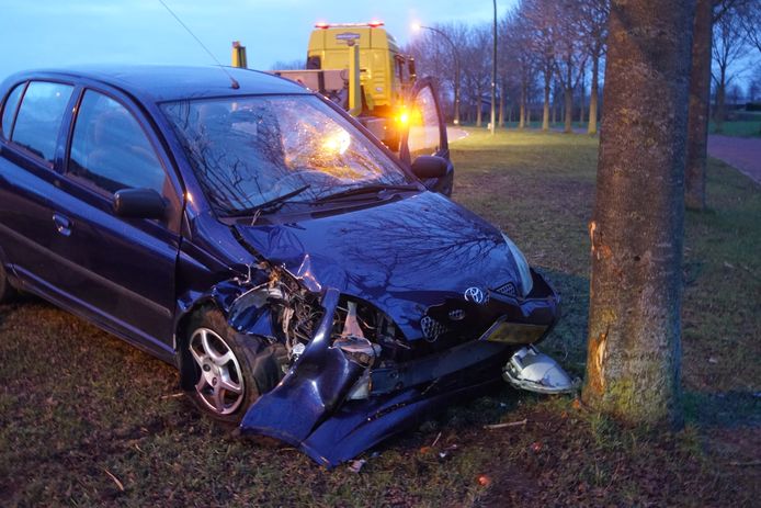 Automobilist raakt van de weg en knalt tegen boom in Bunschoten | Amersfoort | AD.nl