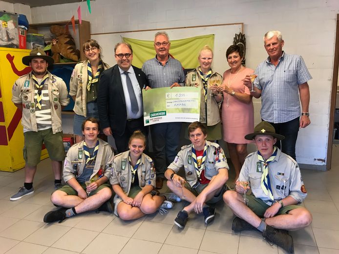 Champagnefeesten steunen scouts Akabe met cheque | Aalst | hln.be