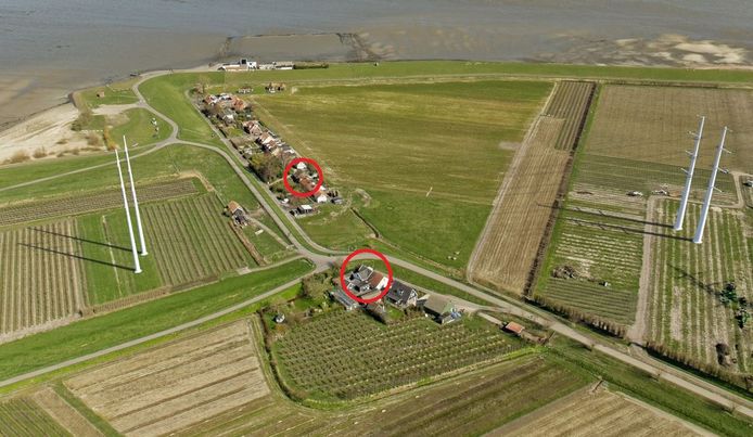 Veel interesse in Zeeuwse ‘TenneT'-huizen: grote kavels, mooi uitzicht én een hoogspanningslijn ...