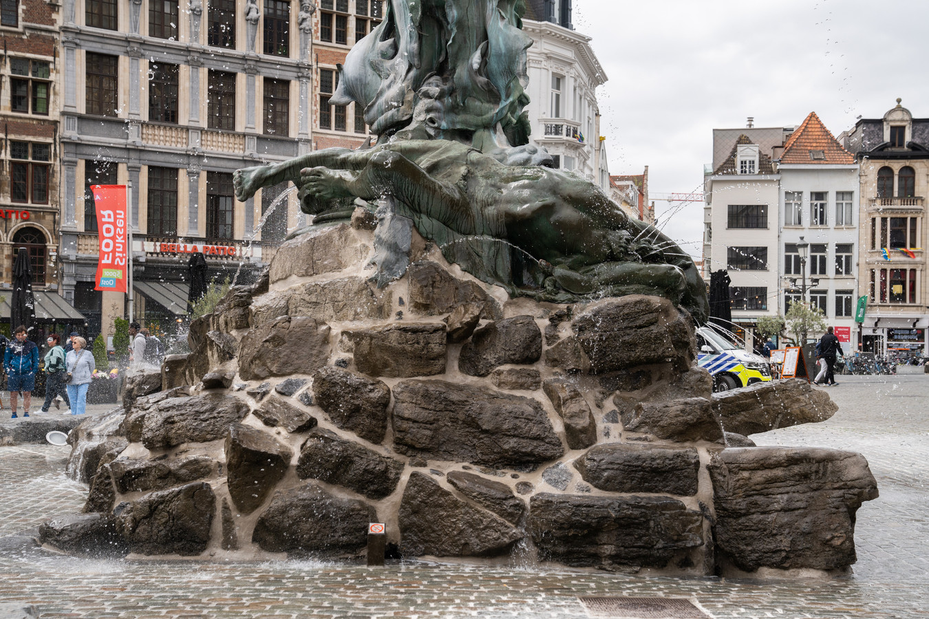 Brabo staat niet langer droog: fontein en standbeeld na restauratie ...