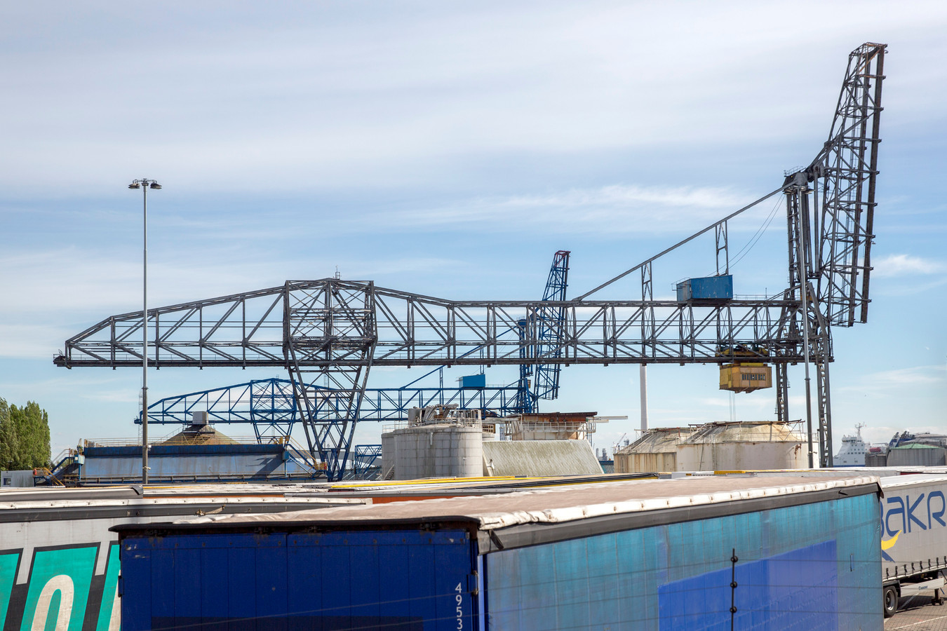 Actie voor behoud ertskranen Vulcaanhaven | Foto | AD.nl