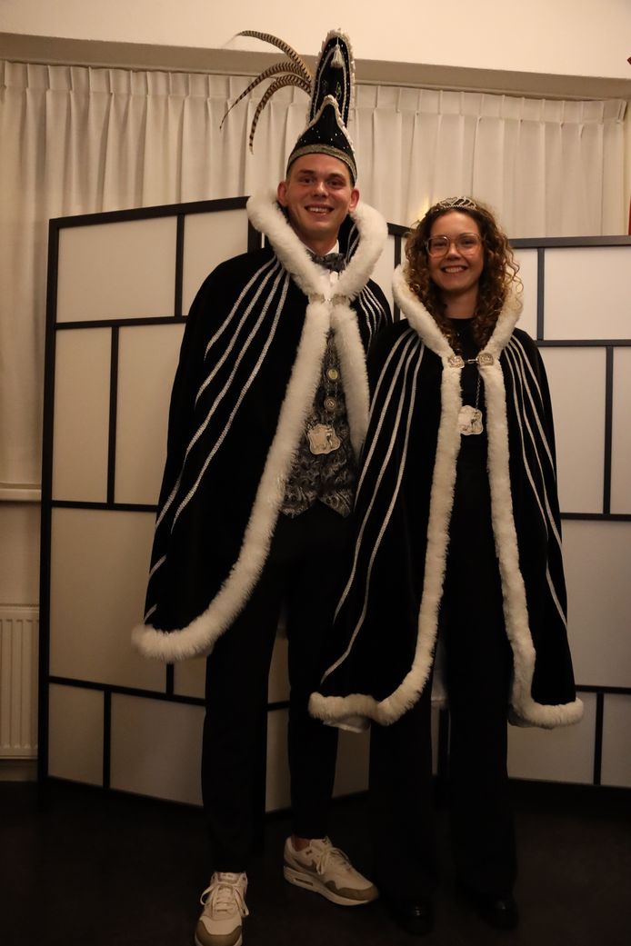 Prins Jonathan en Prinses Robin zwaaien de scepter in Angerlo en een ...