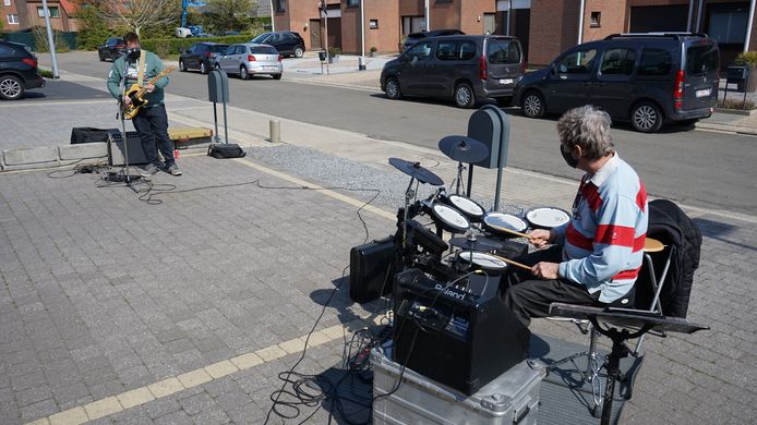 The Rolling Bullets houden repetitie in voortuin: “De enige manier om ...