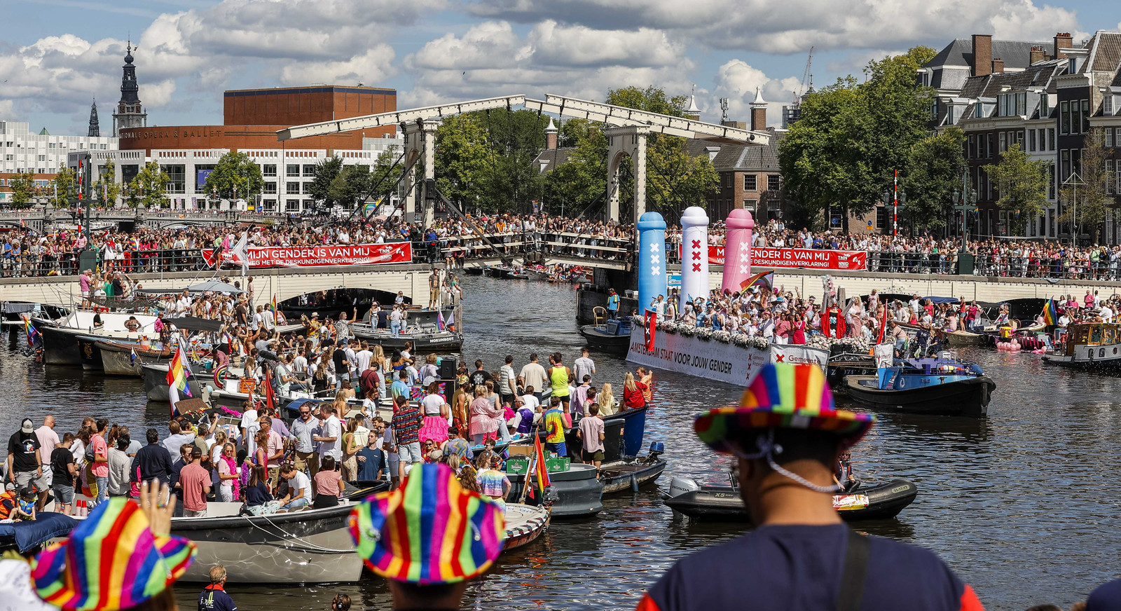Boerenzakdoeken en trekkers bij Canal Parade in Amsterdam | Foto | AD.nl Boerenzakdoeken en trekkers bij Canal Parade in Amsterdam | Foto | AD.nl