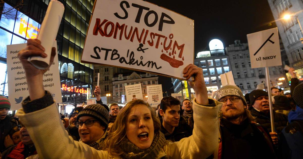 Duizenden Tsjechen protesteren tegen heropleving van de communisten ...