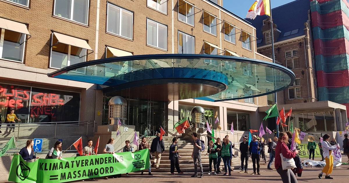 Klimaatactivisten opgepakt om vernielingen bij hoofdkantoor Shell | Den ...