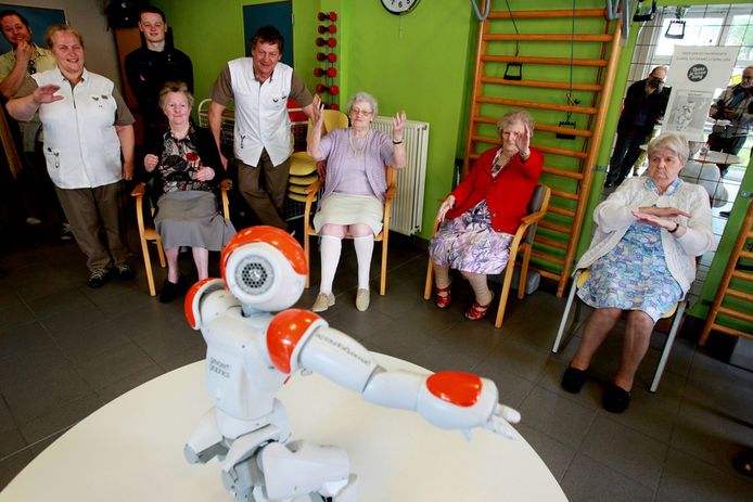 Zorgrobot Zora permanent in gebruik genomen | Oostende | hln.be