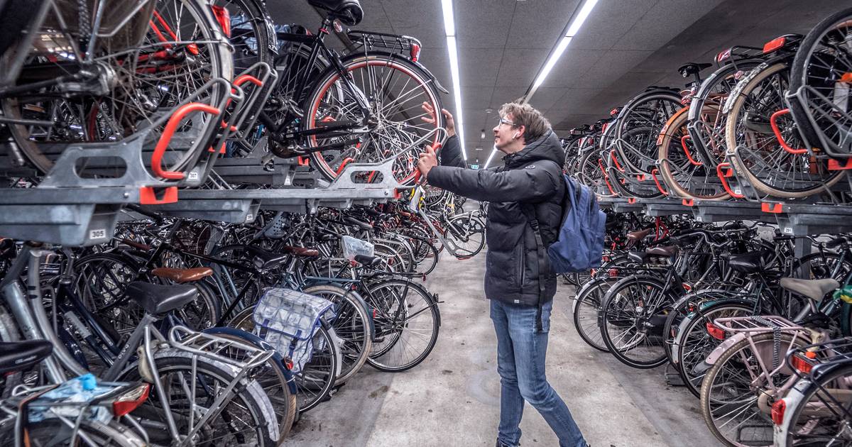 Delft waarschuwt NS en ProRail: ‘Overvolle fietsenstalling is ...