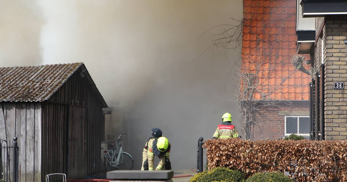 Camper met gasflessen vormt ontploffingsgevaar bij uitslaande brand in schuur | Amersfoort | AD.nl