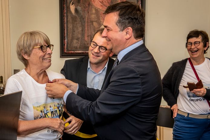 Mia Vercruysse gelauwerd als Ridder in de Kroonorde | Roeselare | hln.be