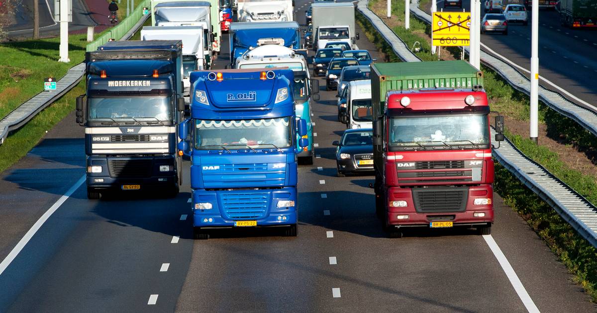 Zwaar vrachtverkeer mag niet meer over viaduct A7 Purmerend, veiligheidsmaatregel direct van ...