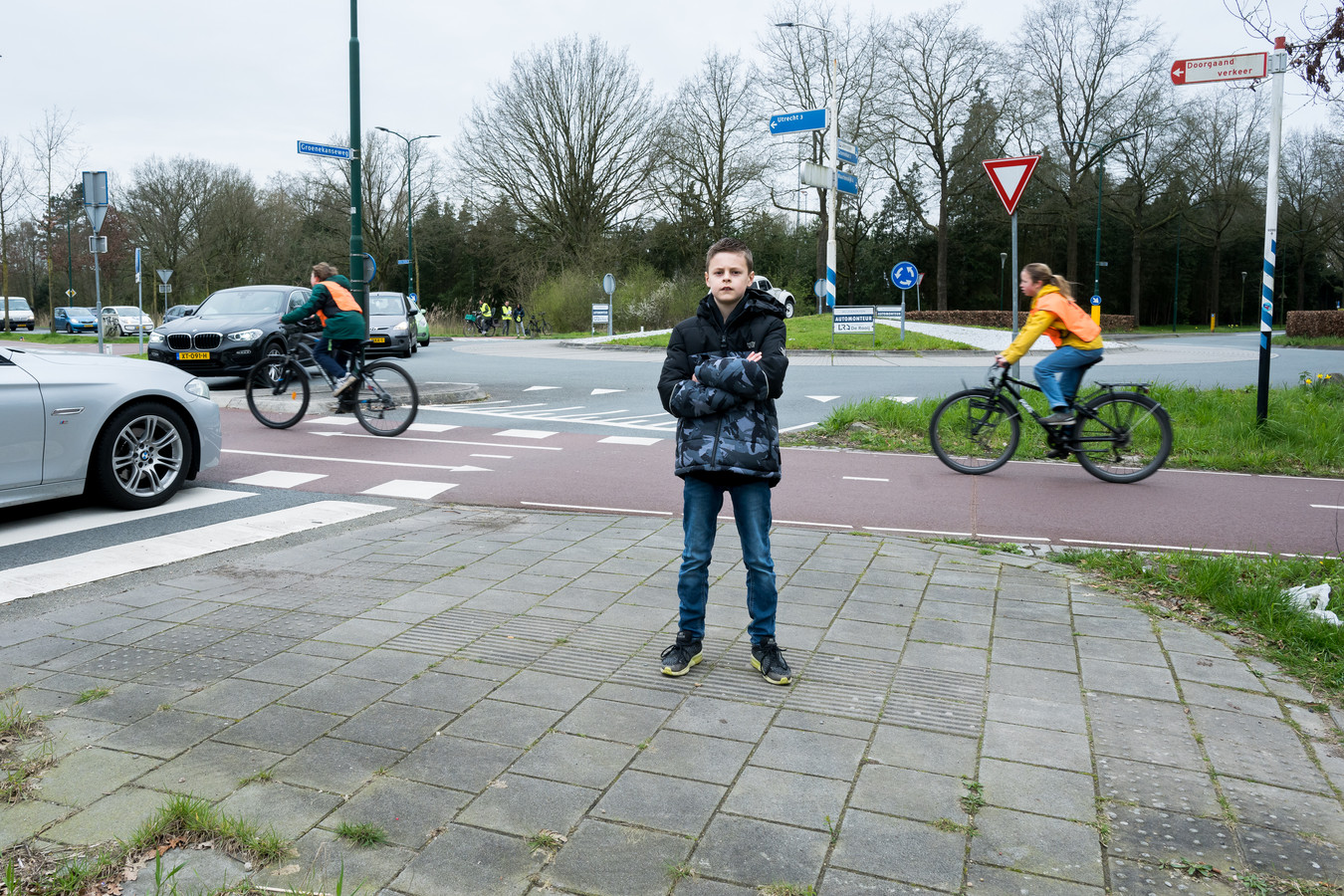 De rotonde vlakbij zijn school in De Bilt is gevaarlijk, dus ‘moet er ...