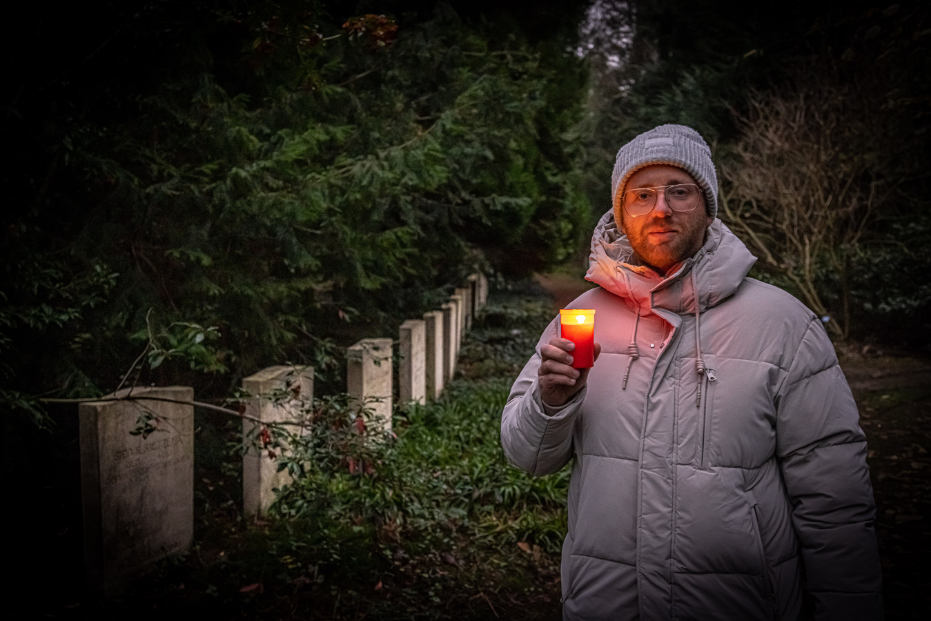 Lichtjestocht bij graven oorlogsslachtoffers met kerst in Zwolle op de ... Lichtjestocht bij graven oorlogsslachtoffers met kerst in Zwolle op de ...