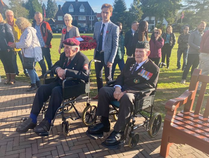 Kranslegging bij De Naald: Dankzij major Bruce Dawson weet Thom dat hij ...