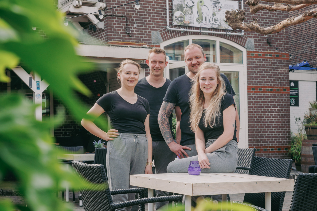 Twee jonge stellen dopen café Linq om tot Ons Thuis: ‘We hebben elkaar ...
