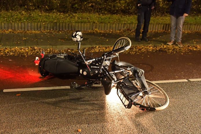 Fietser gewond naar ziekenhuis na aanrijding met brommer in Eindhoven ...