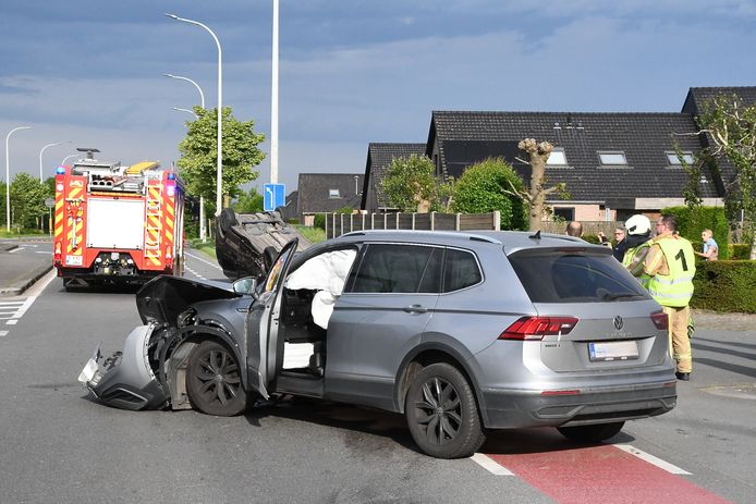 Twee bestuurders naar ziekenhuis na zware klap op kruispunt in Poperinge | Poperinge | hln.be