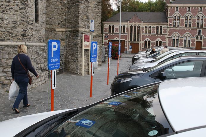 Tussen sensoren parkeren? 55 euro GAS-boete! | Deerlijk | hln.be