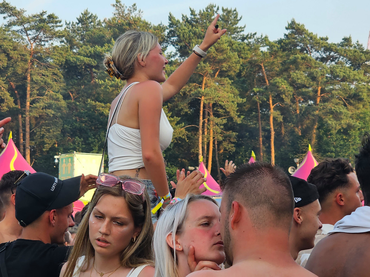 KIJK. Hoogstraatse broers draaien setje op Sunrise, Michael Amani en daarna Viktor & Kobe zetten ...