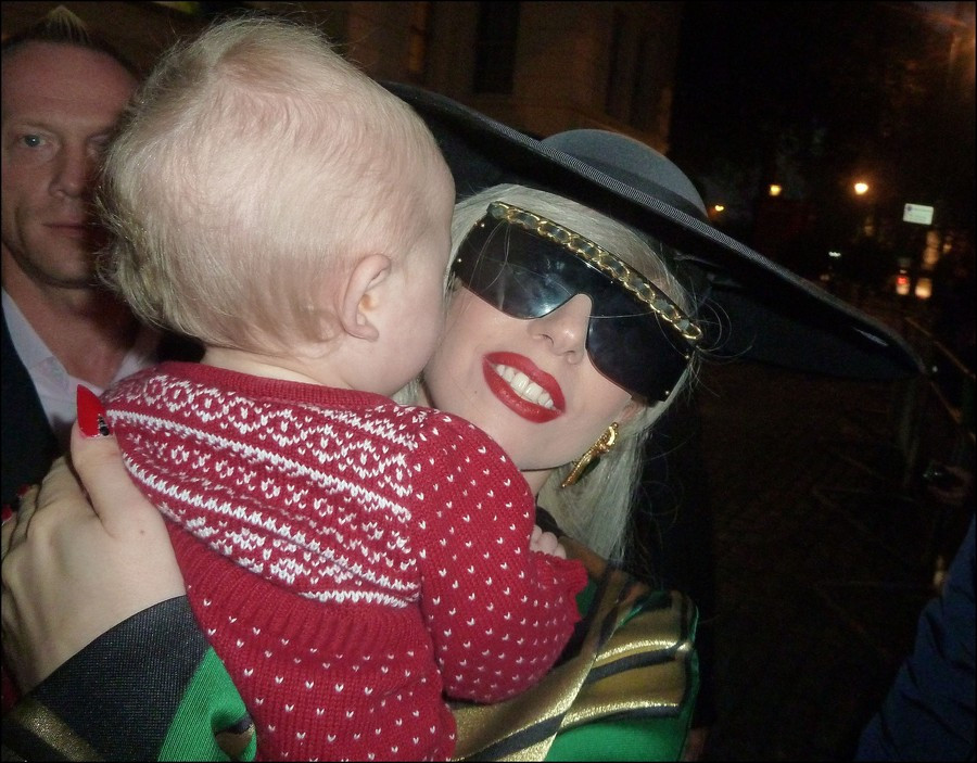 Lady Gaga pose avec un bébé... pas rassuré | Foto | 7sur7.be